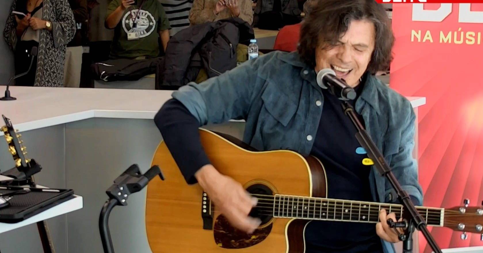 Ao vivo na BLITZ: Luís Represas canta em exclusivo ‘125 Azul’, um dos ...