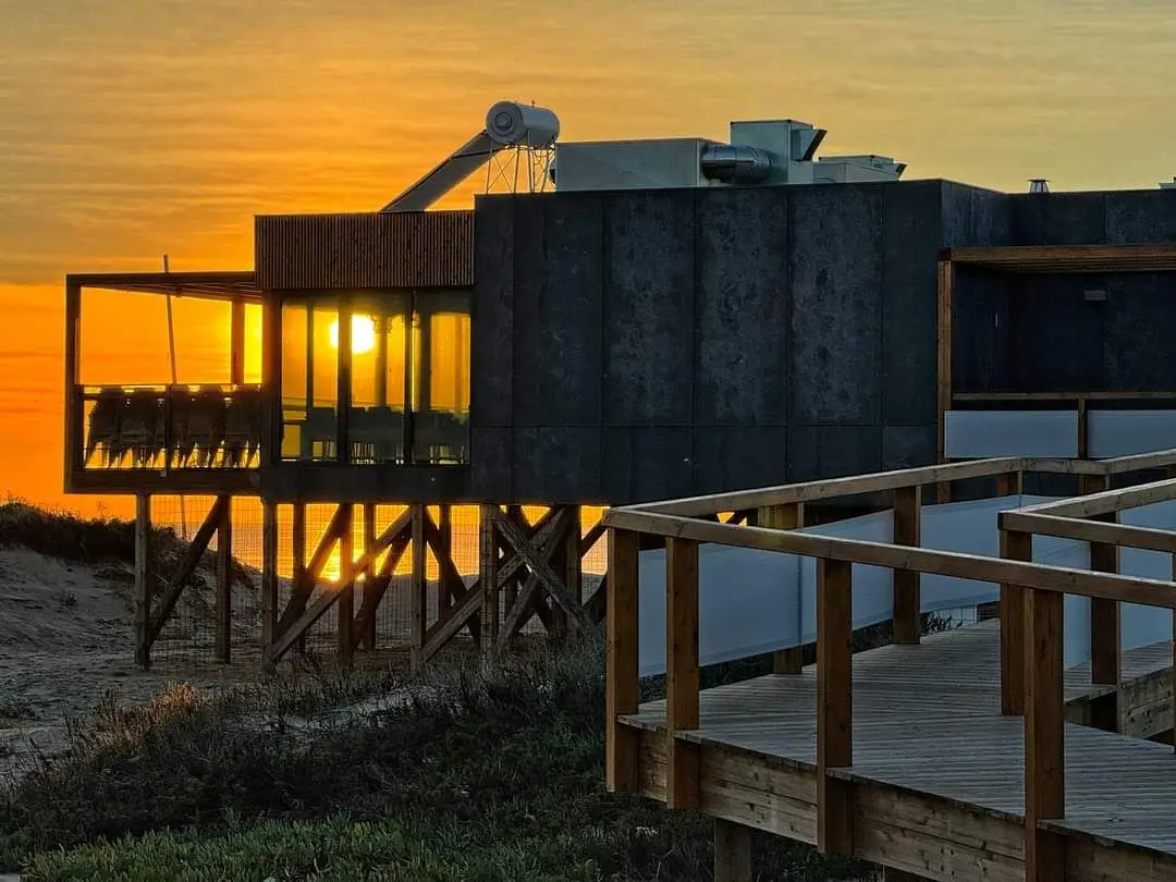 Renascido das cinzas: Bar do Peixe volta para animar o Meco com sangrias XL, sunsets e sabores ...