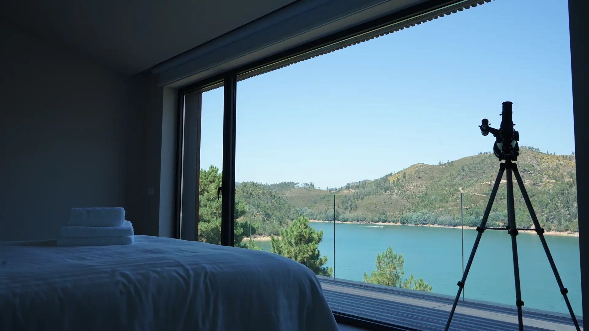 Refúgio tranquilo junto ao Zêzere, este alojamento convida a mergulhar numa piscina flutuante e ...