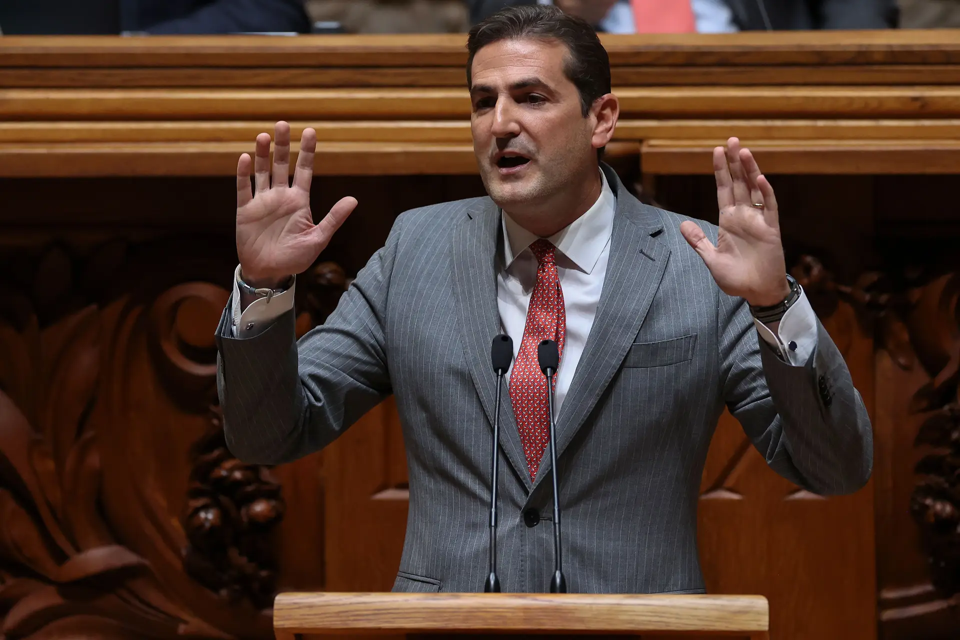 Hugo Soares diz que negociou com Chega sobre IRS e portagens, mas ...