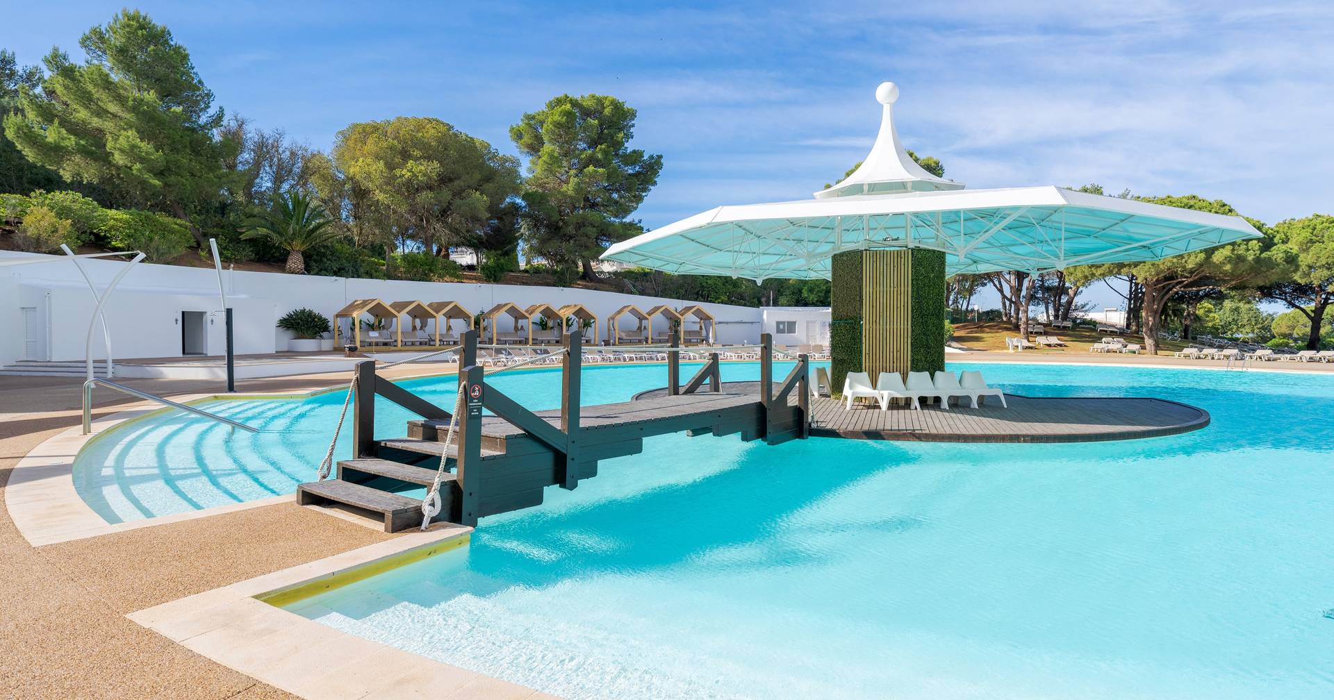 Com acesso direto à praia, há um novo resort “Tudo Incluído” para ...