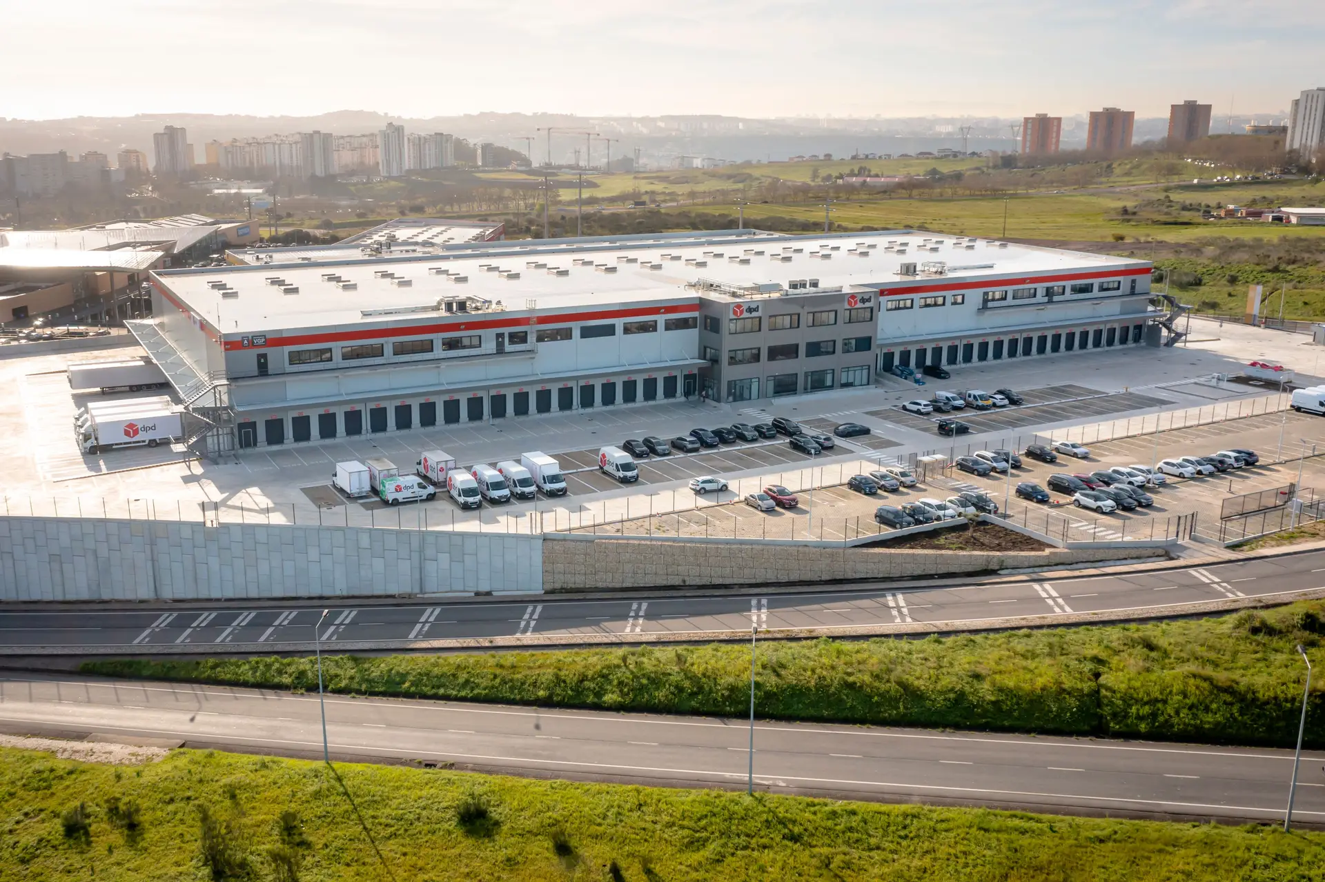 DPD inaugura a sua maior plataforma de encomendas em Portugal - Expresso