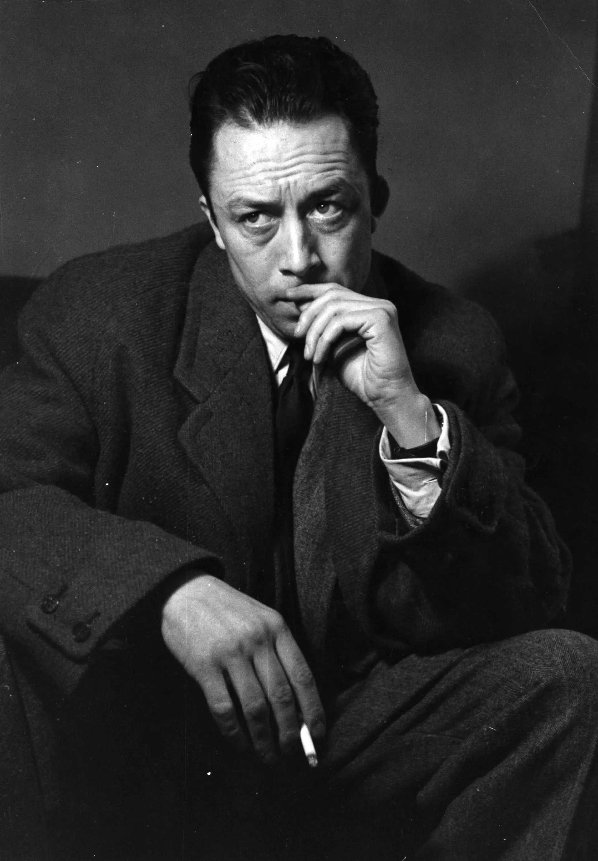 Manuscrito de "O Estrangeiro", de Albert Camus, vendido em Paris por ...