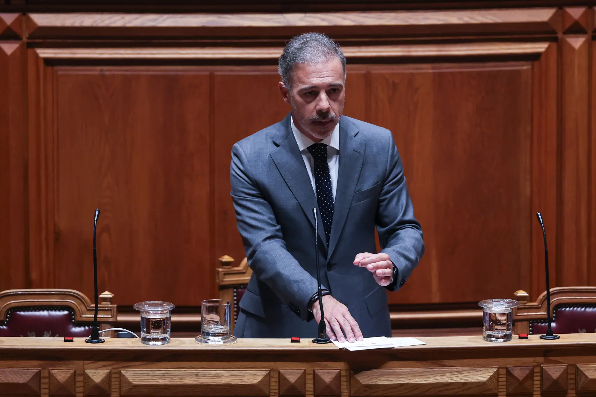 “Deixem-nos continuar a governar”, apela o Governo num debate sobre o ...