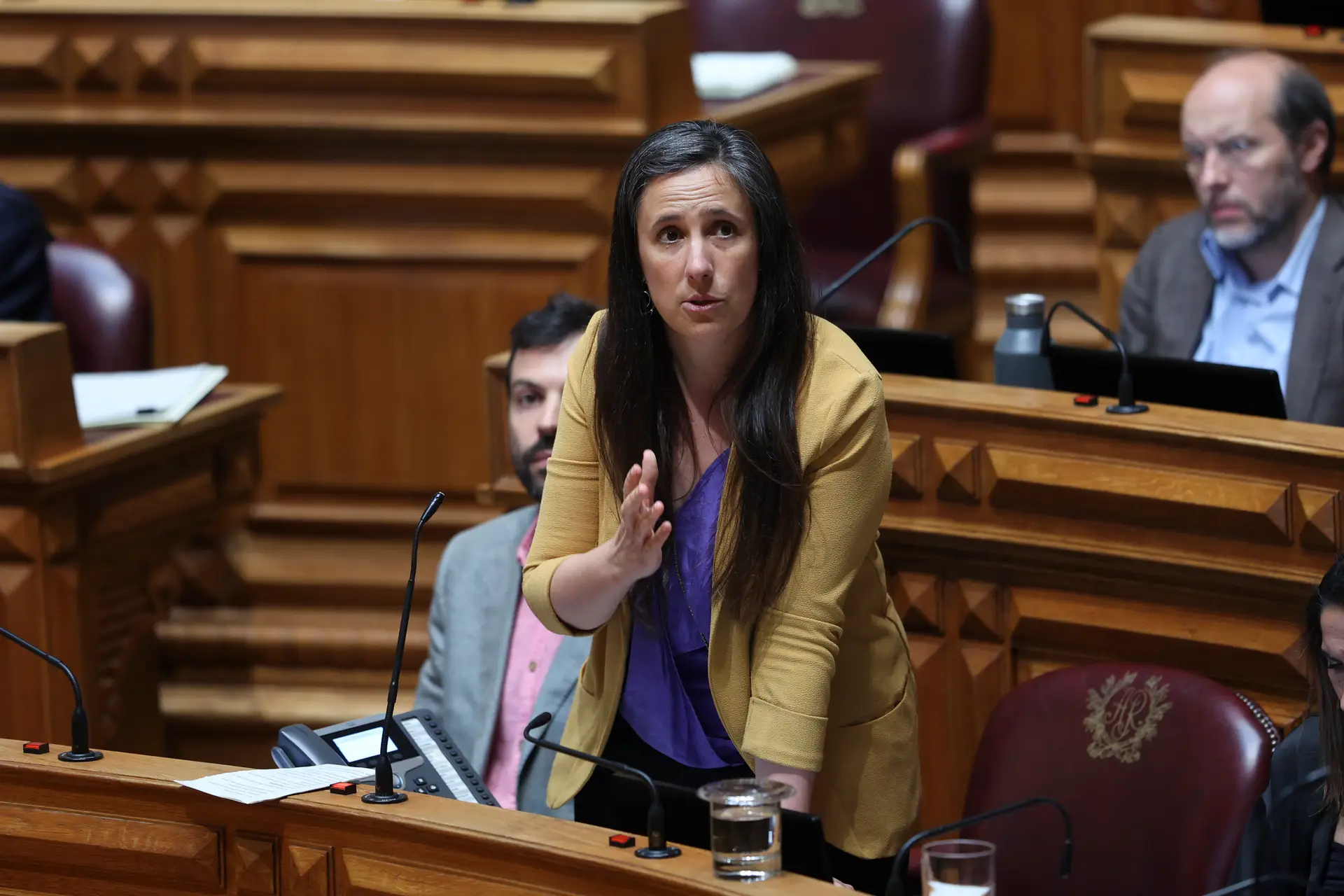 Deputada chora ao falar de Gaza no Parlamento: "Inferno a céu aberto" - Expresso