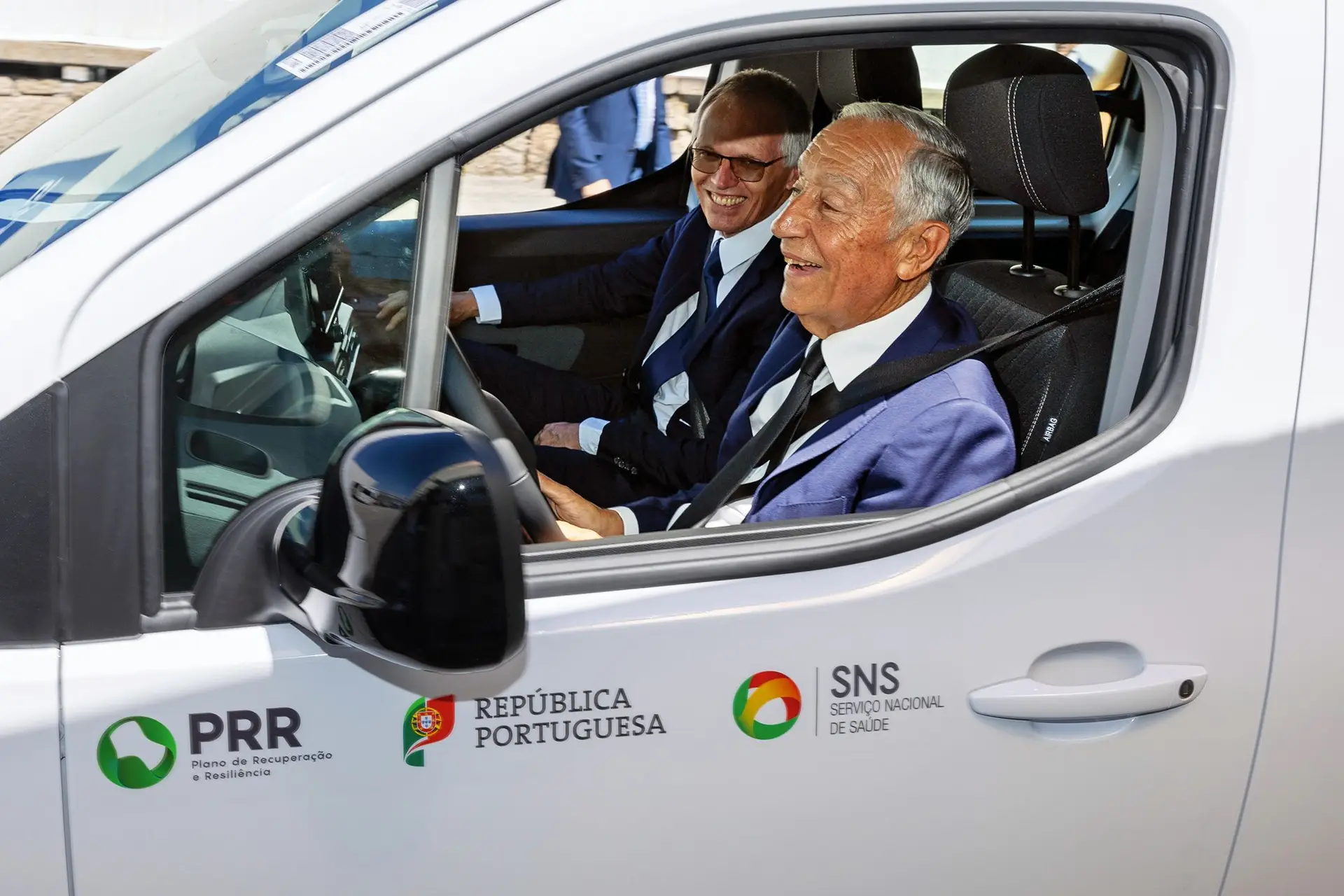 Marcelo aos comandos de um dos primeiros carros elétricos produzidos em ...