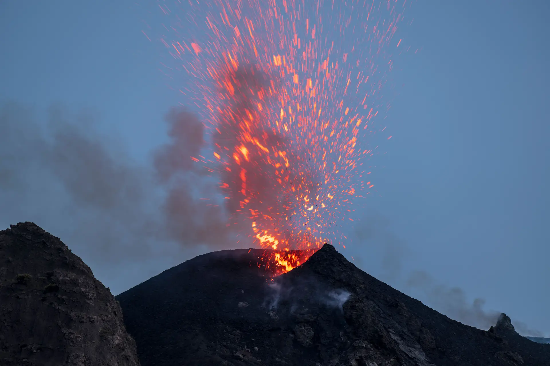 Itália eleva nível de alerta ao máximo após erupção do vulcão Stromboli ...