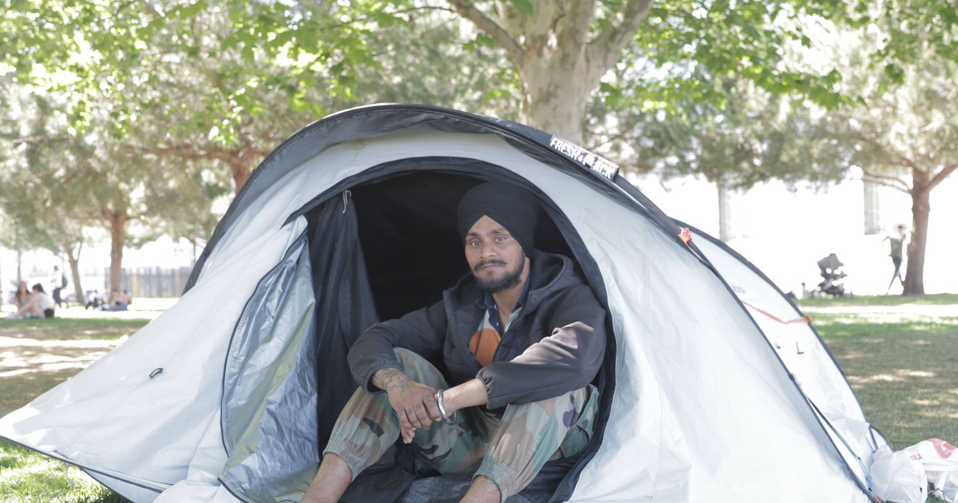 “Ninguém quer saber do meu estômago vazio”: Navnit é um jovem imigrante ...