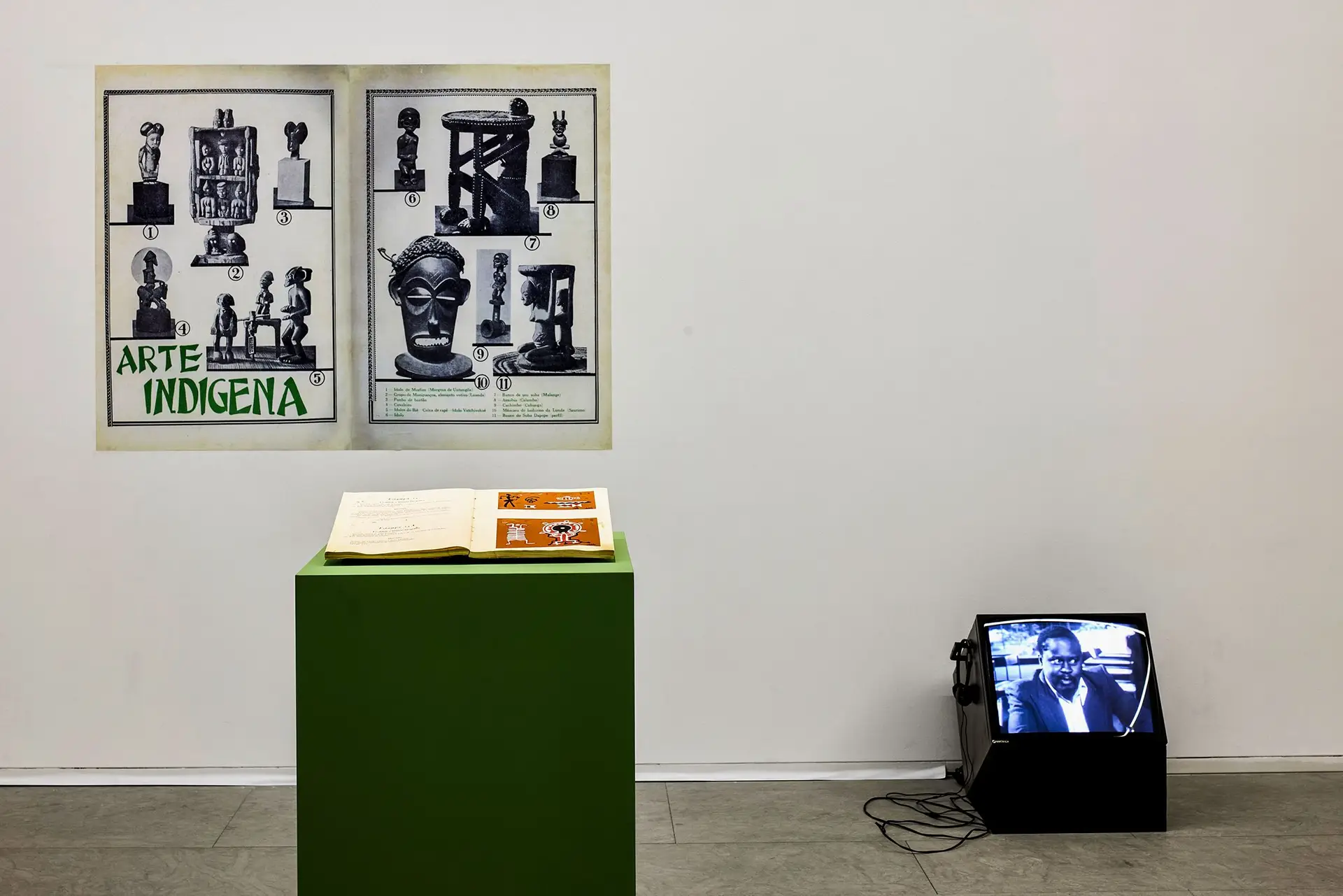 Quem é o primitivo? A pergunta que Guimarães faz numa das exposições ...