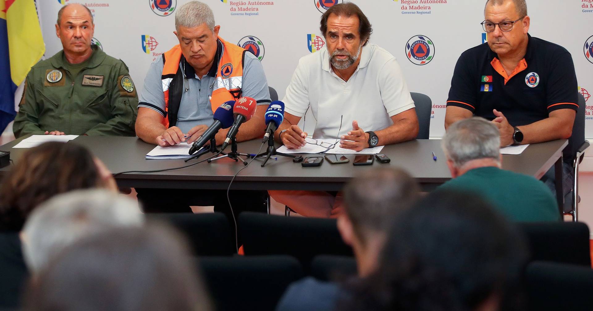 Fogo já alastra ao PSD Madeira: críticos internos estranham má gestão de Albuquerque - Expresso