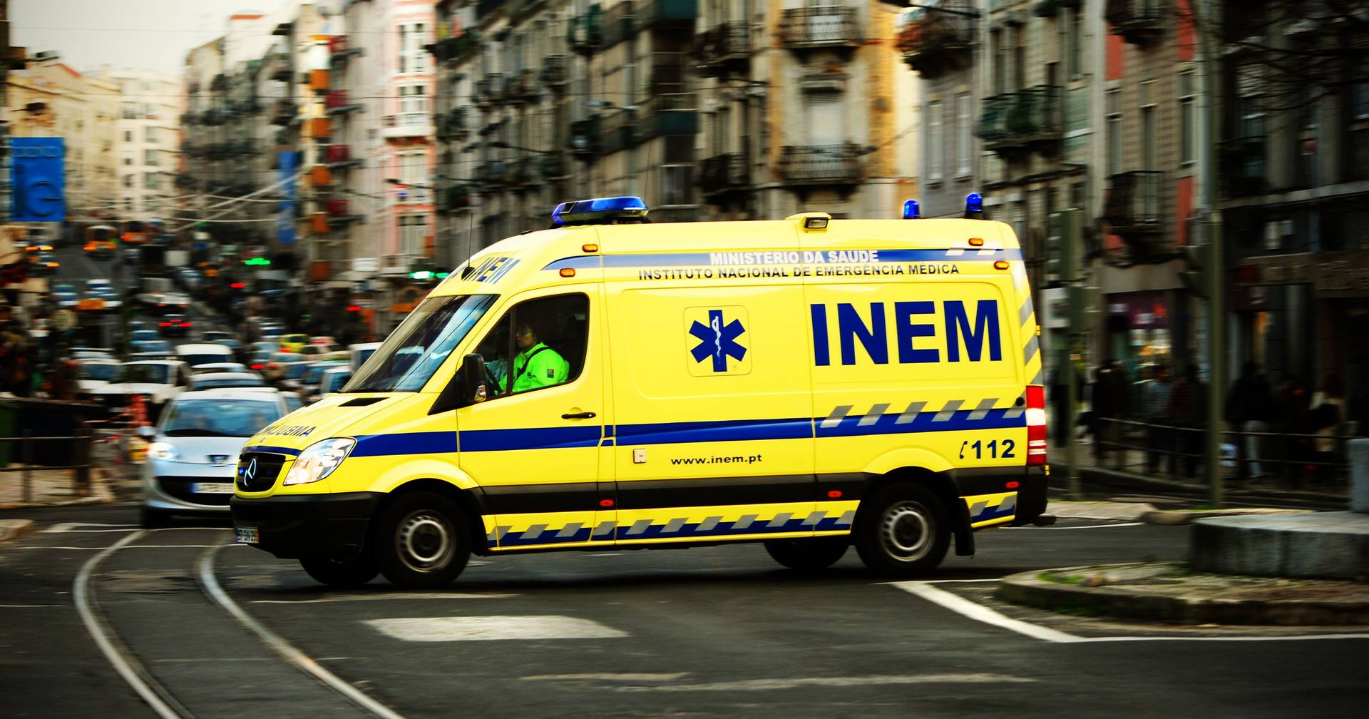 Greve leva à paragem de 46 meios do INEM e deixa em espera 100 chamadas para o 112 - Expresso