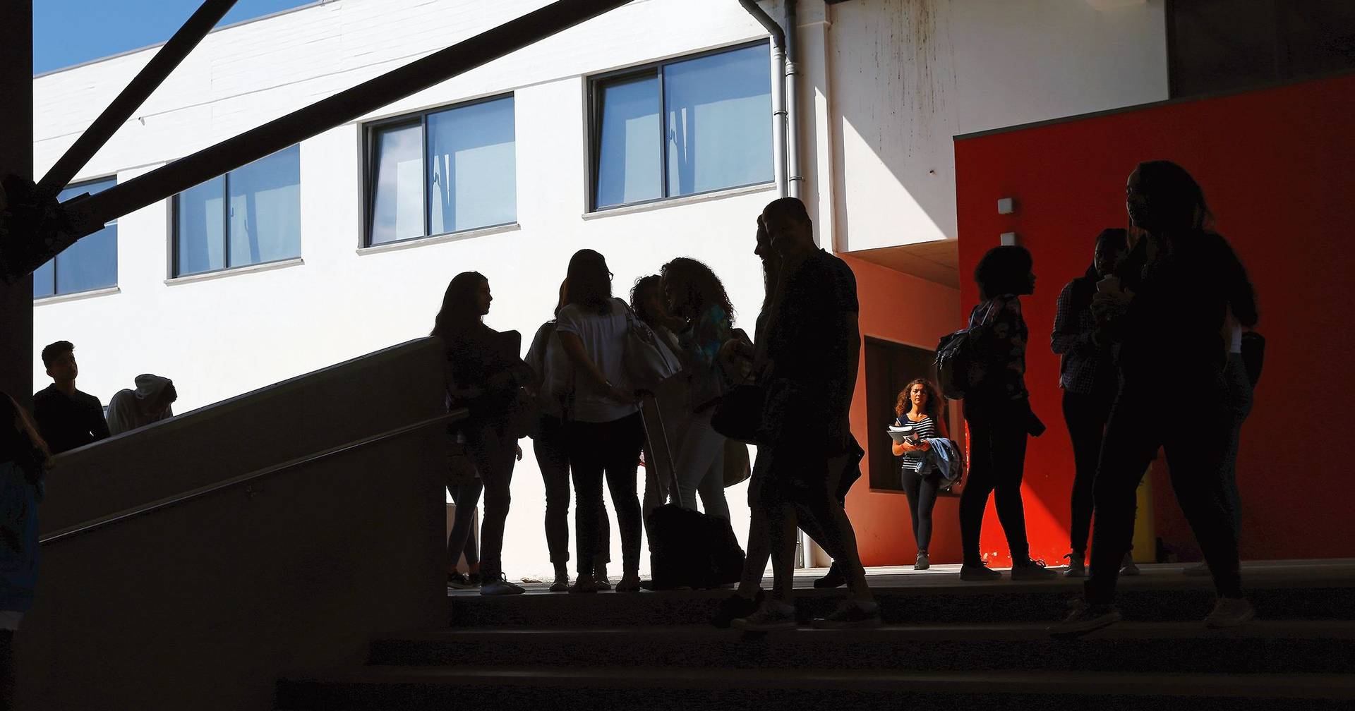Ministério da Educação promete aumentos salariais para trabalhadores ...