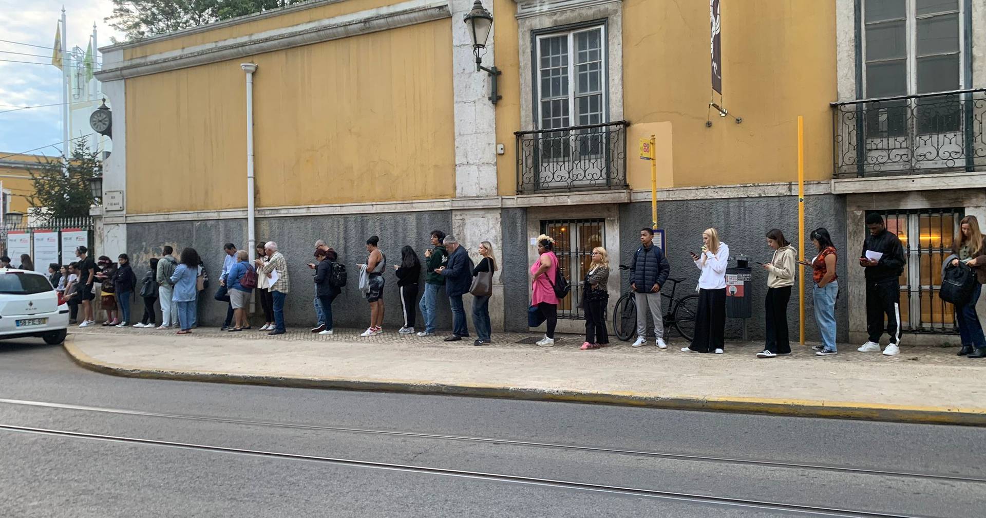 Aplicação do passe de transportes Navegante volta a funcionar mas com ...