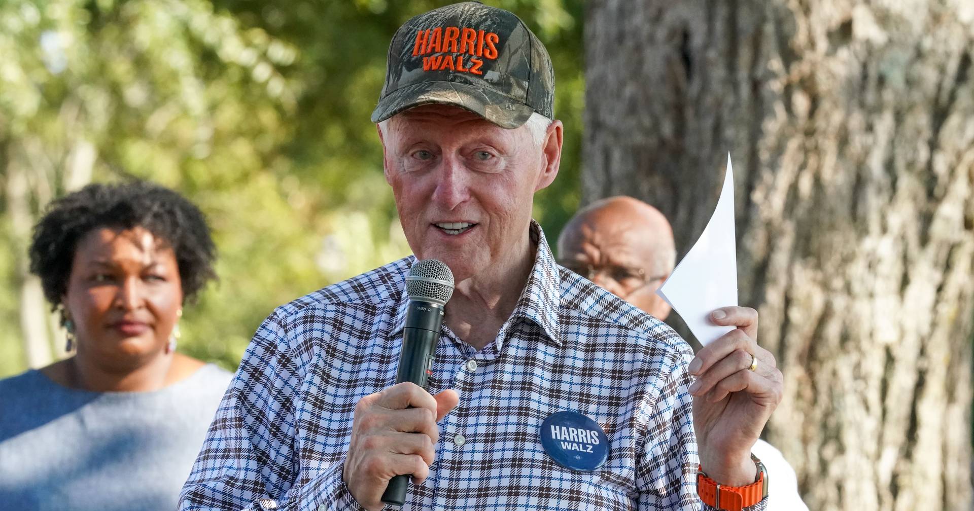 Bill Clinton junta-se à campanha de Harris para convencer eleitores ...