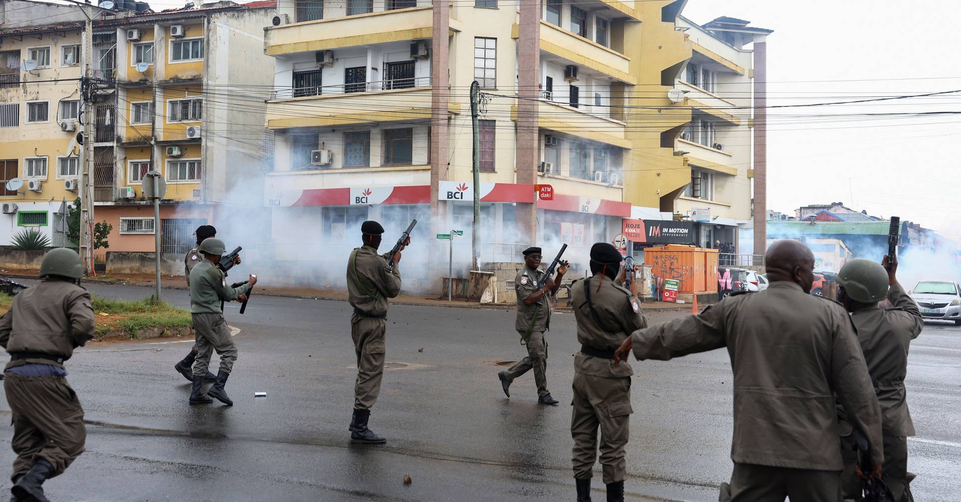 Moçambique: polícia lança gás lacrimogénio sobre manifestantes no ...