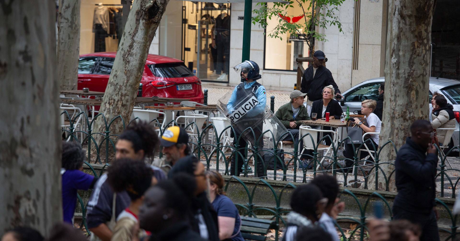 Morte de Odair Moniz: PSP elogia manifestantes e polícias - Expresso