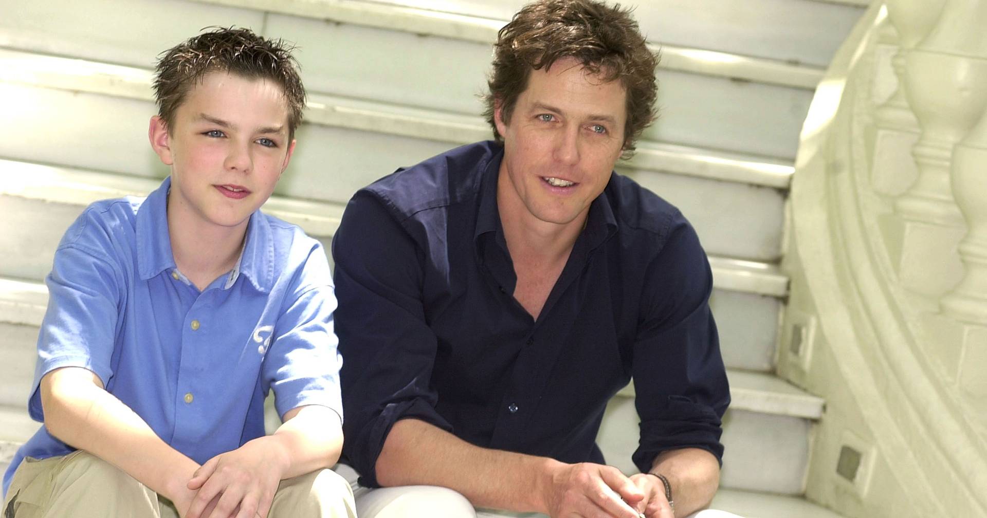 22 anos depois de “Era Uma Vez Um Rapaz”, Hugh Grant e Nicholas Hoult ...