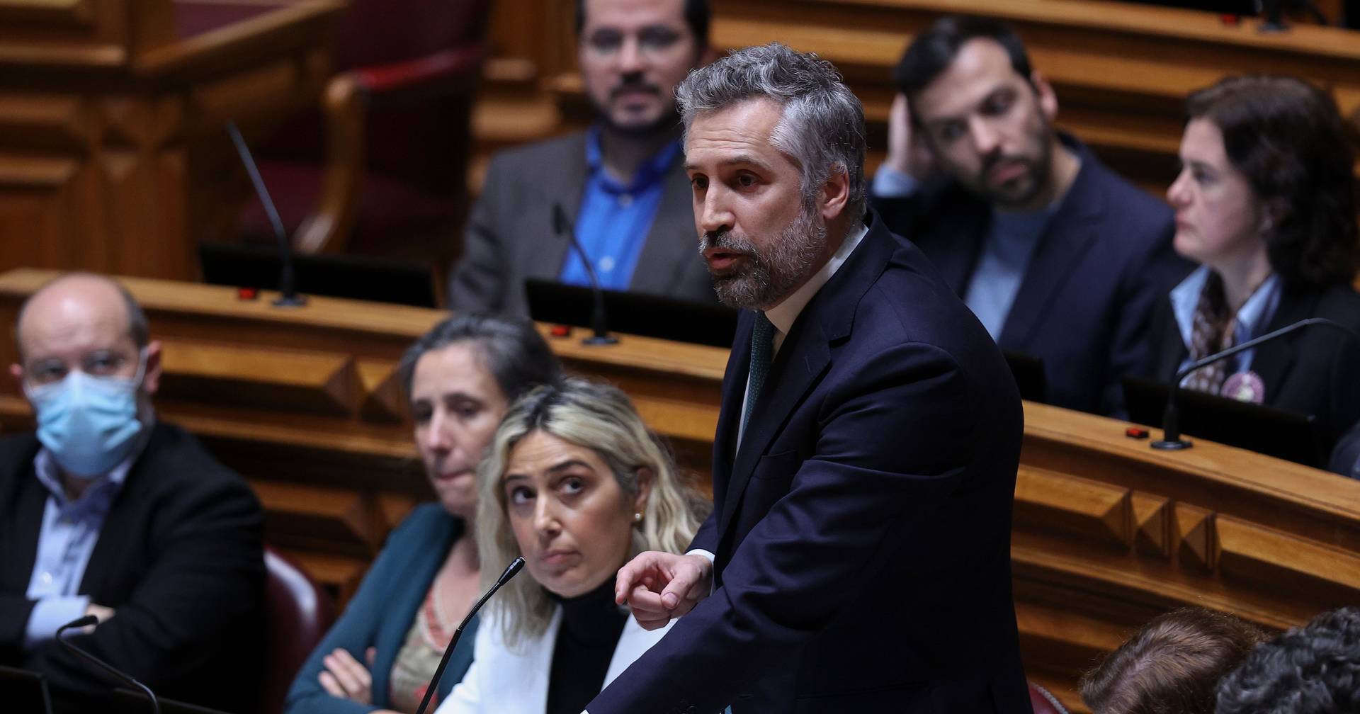 Oposição exorta primeiro-ministro a dar explicações: PS "não exclui ...