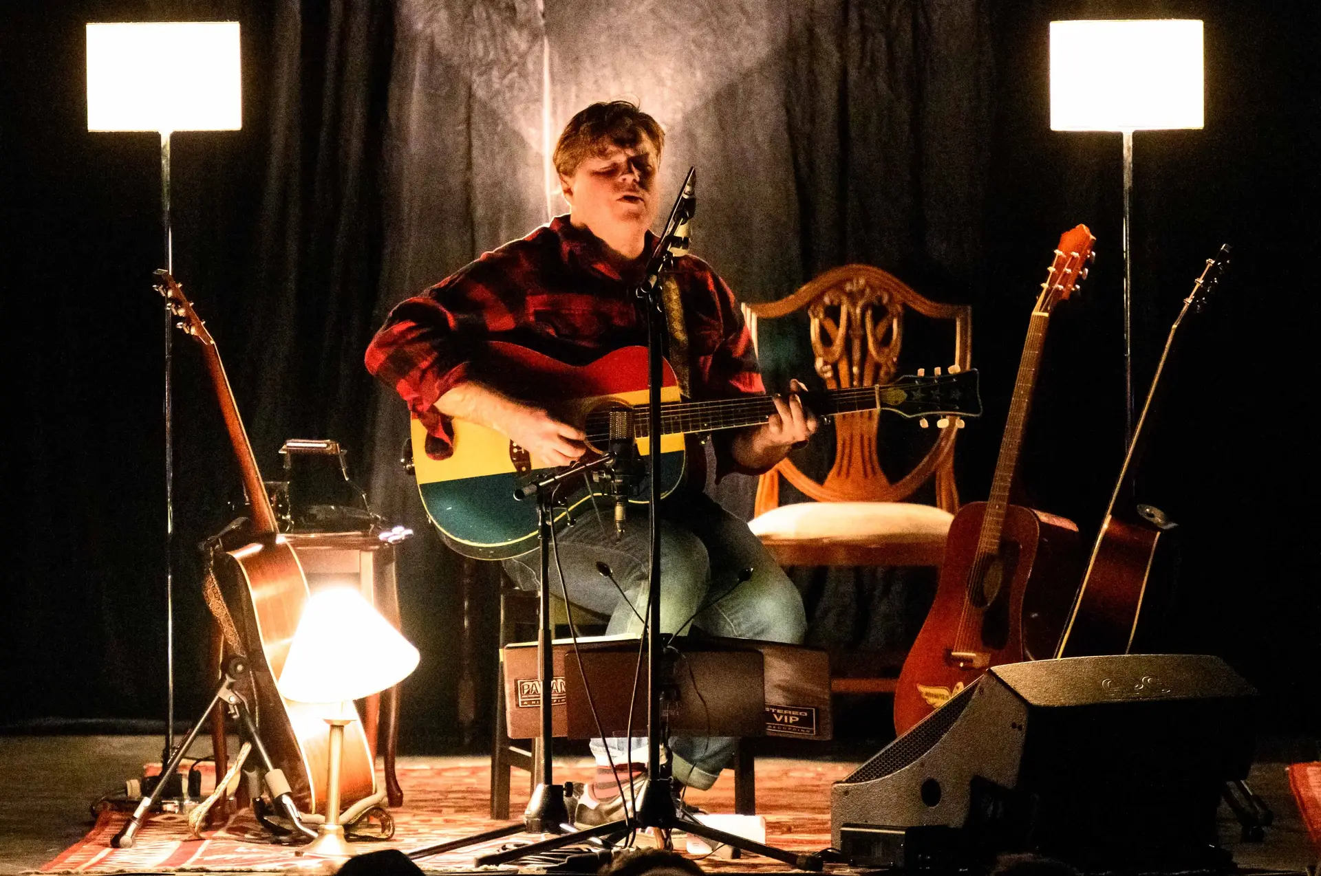 “Parem de usar flashes. Eu avisei, isto pode matar-me. Tenho epilepsia”: Ryan Adams atira ...