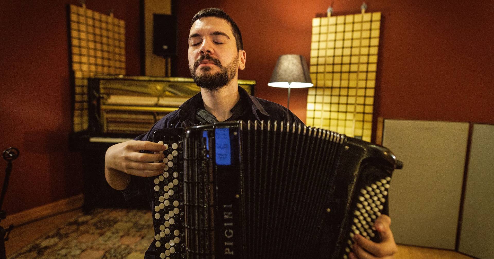 Música: quando o acordeão de João Barradas dá novos mundos à obra de Luís Tinoco - Expresso