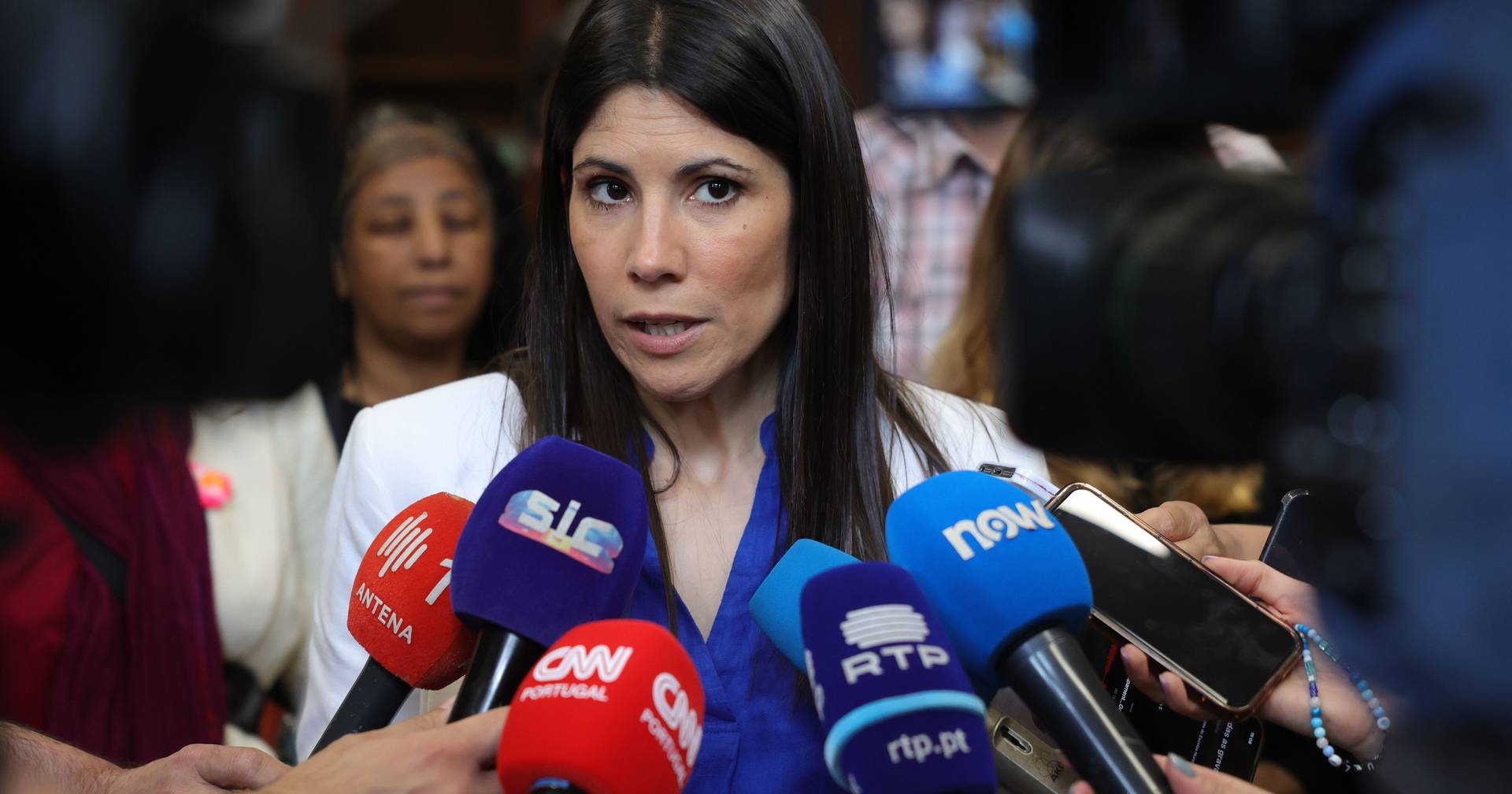 "O Estado é a nossa cola social": Mariana Mortágua visita escola para ...
