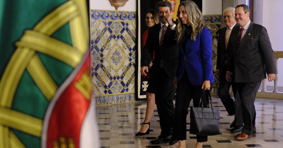 Ventura admite lapso com hambúrgueres, mas volta a confundir viagens de Marcelo