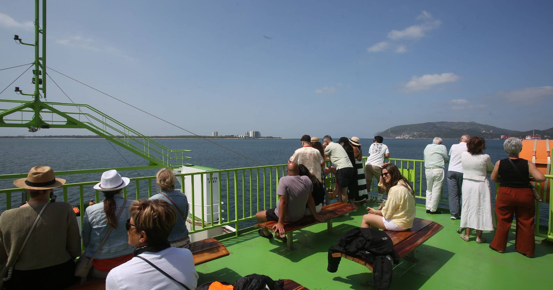 Ferry que fazia trajeto Setúbal-Troia encalhou seis horas, com oito ...