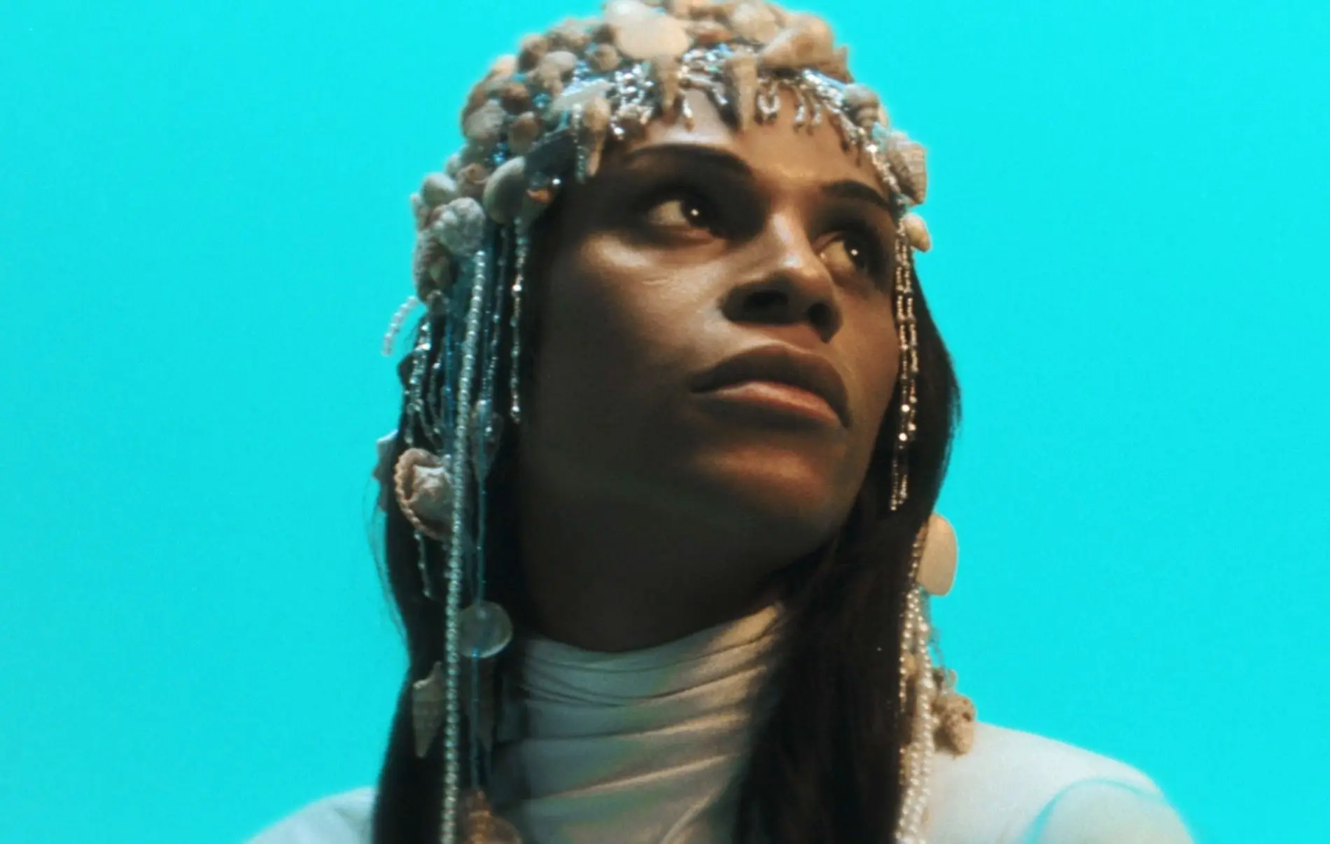 Estreia exclusiva: Capicua apresenta o single ‘Meia Romã’, com Lola ...