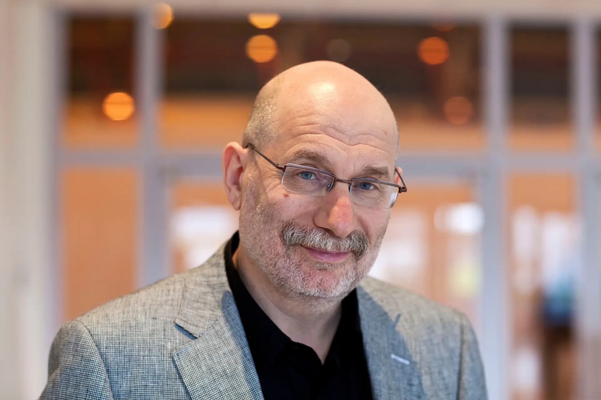 Boris Akunin condenado a 14 anos de prisão por terrorismo. Vive em Londres e era o escritor ...