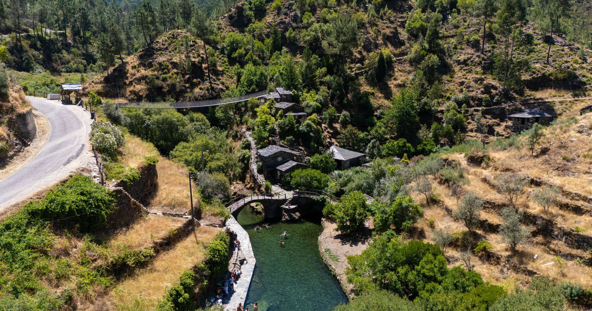 Ponte metálica pedonal suspensa é a nova grande atração da Praia ...