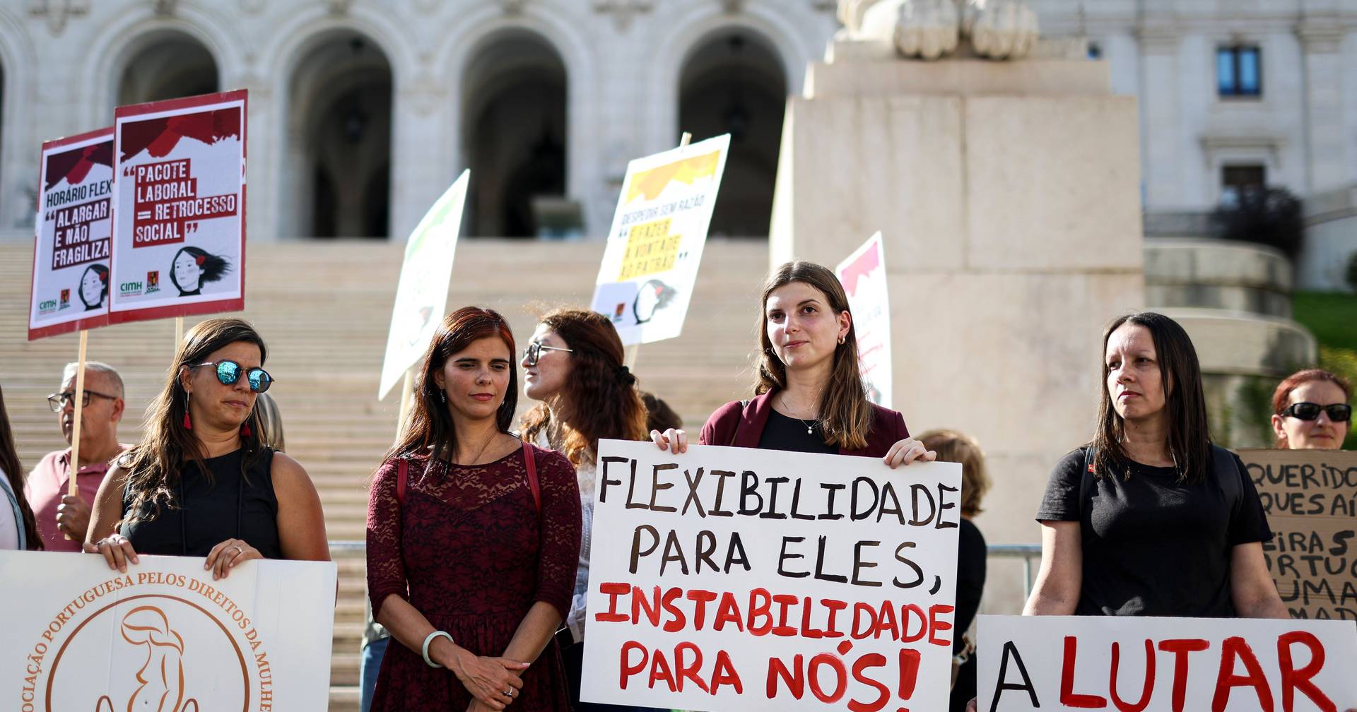 Mudanças na lei laboral: cerca de 200 pessoas protestaram junto ao ...