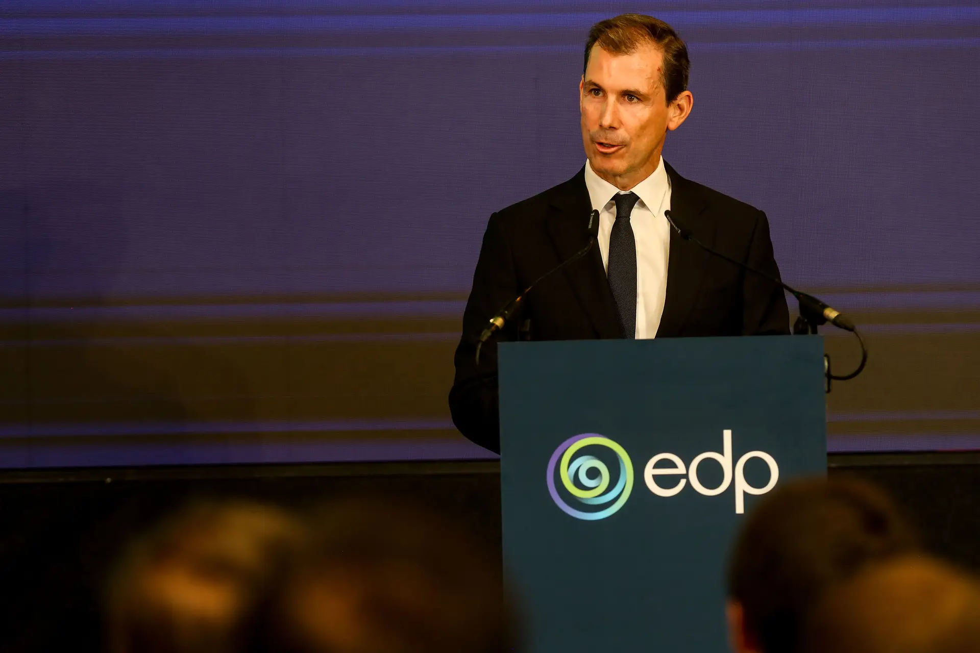 EDP afundou-se em Bolsa... e o CEO aproveitou para investir €117 mil na ...