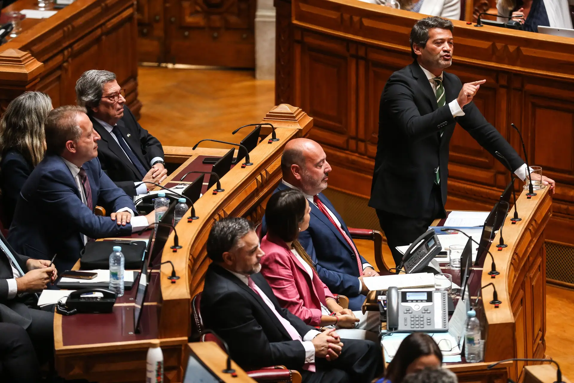 Deputado do Chega fez ajuste direto de €35 mil com freguesia e nome foi ...