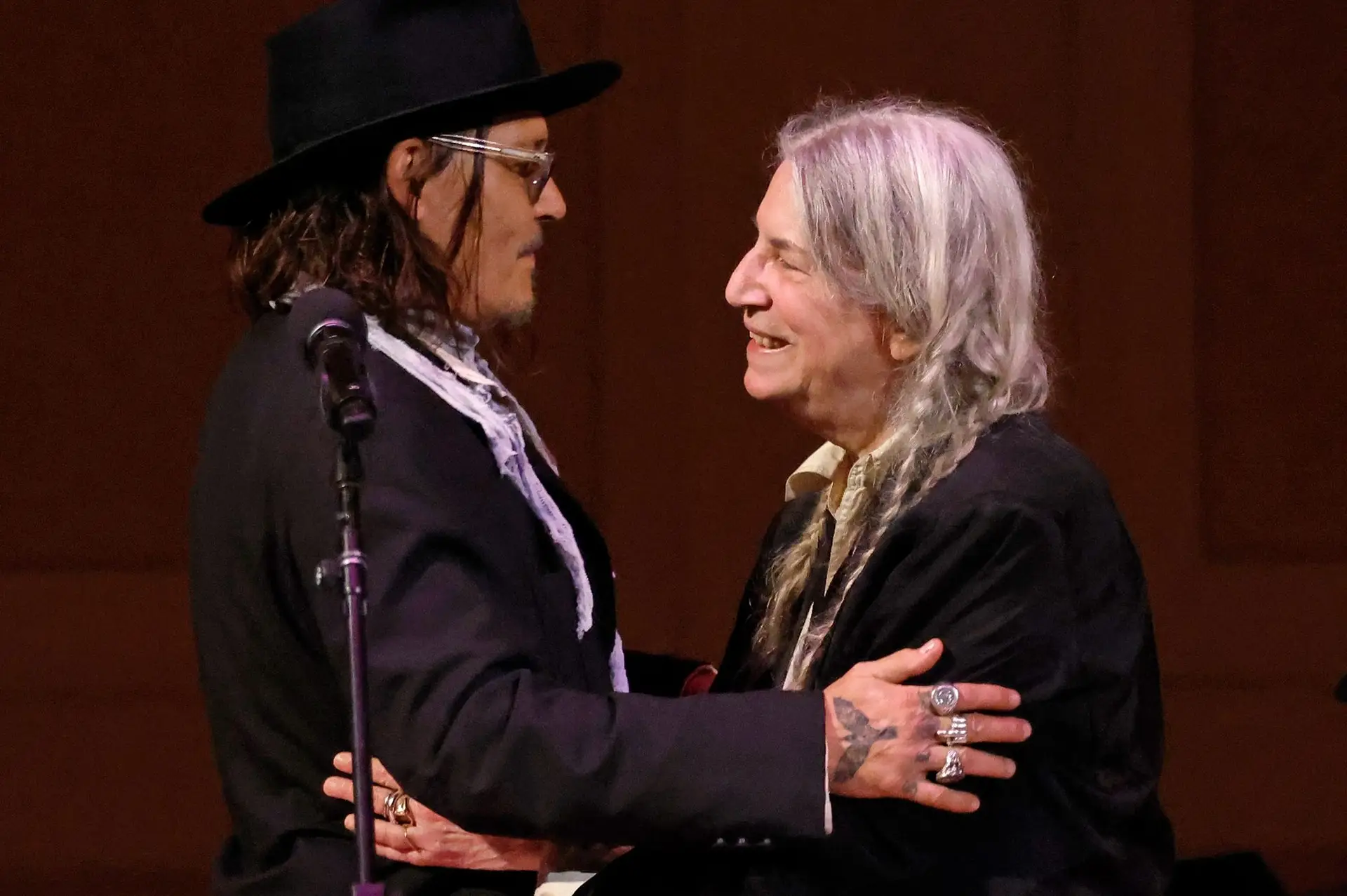 Patti Smith convida Johnny Depp para tocar ‘People Have the Power’ em ...