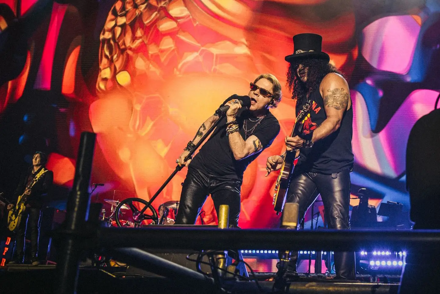 Axl Rose atira microfone e pontapeia a bateria em concerto dos Guns N ...