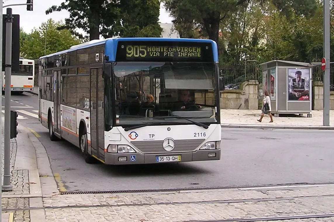 Mulher morre atropelada por autocarro da STCP no Porto - Expresso