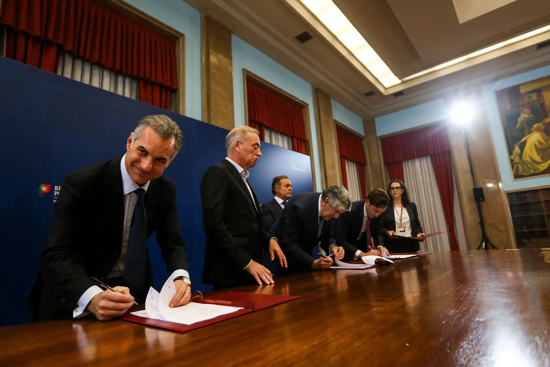 Estado e Fundo de Resolução formalizam saída do Novo Banco com venda a ...