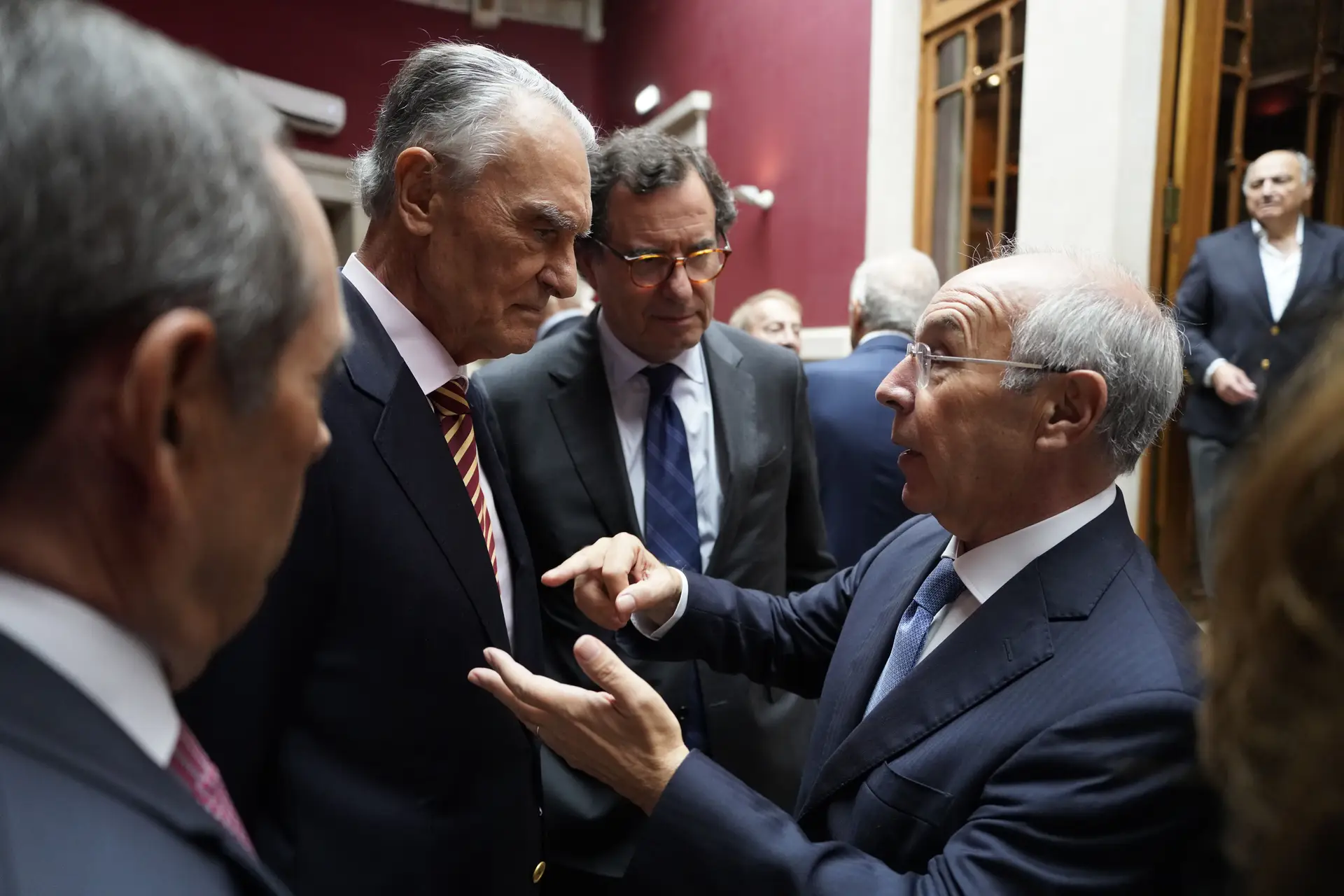 Cavaco apoia Mendes: "As atitudes, afirmações e posições de Gouveia e ...