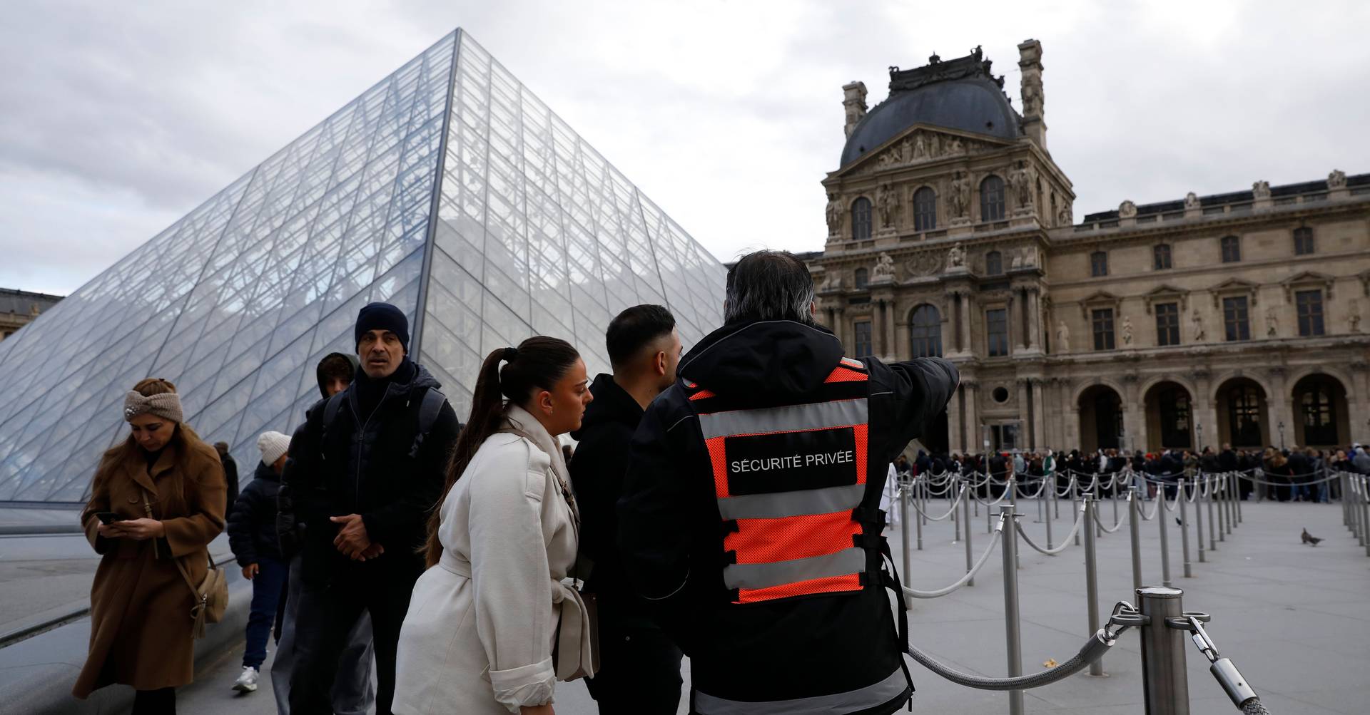 Louvre aumenta bilhetes para visitantes não europeus: entrada passa a ...