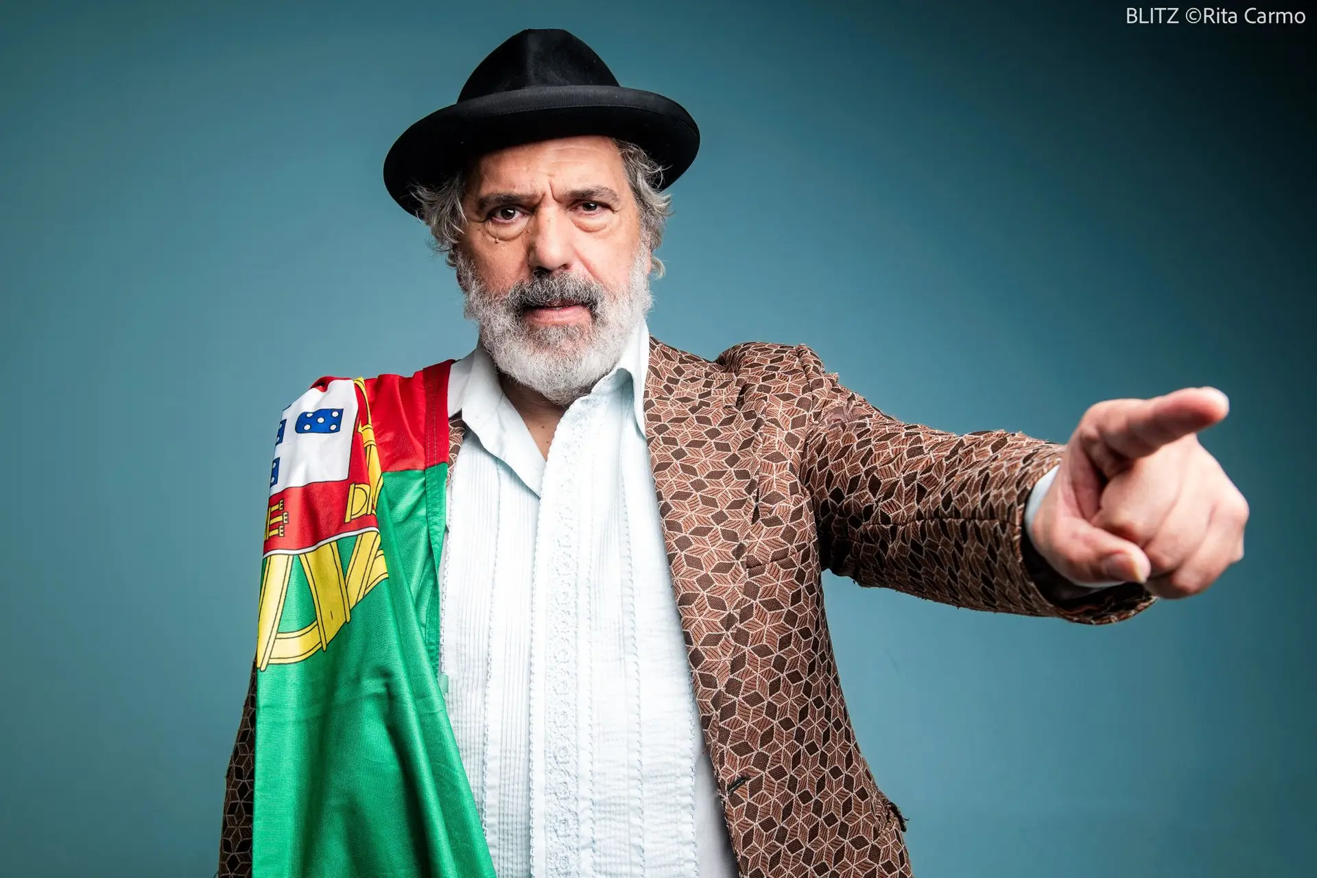 Manuel João Vieira diz ter quase 10 mil assinaturas e promete vinho canalizado e um Ferrari ...