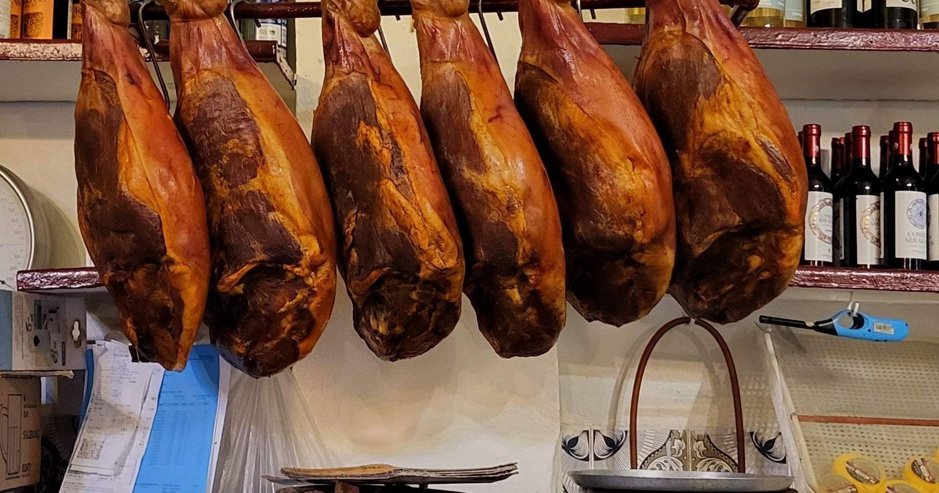 Entre copos de vinho, petiscos e mesa farta, um roteiro pelas tascas e ...