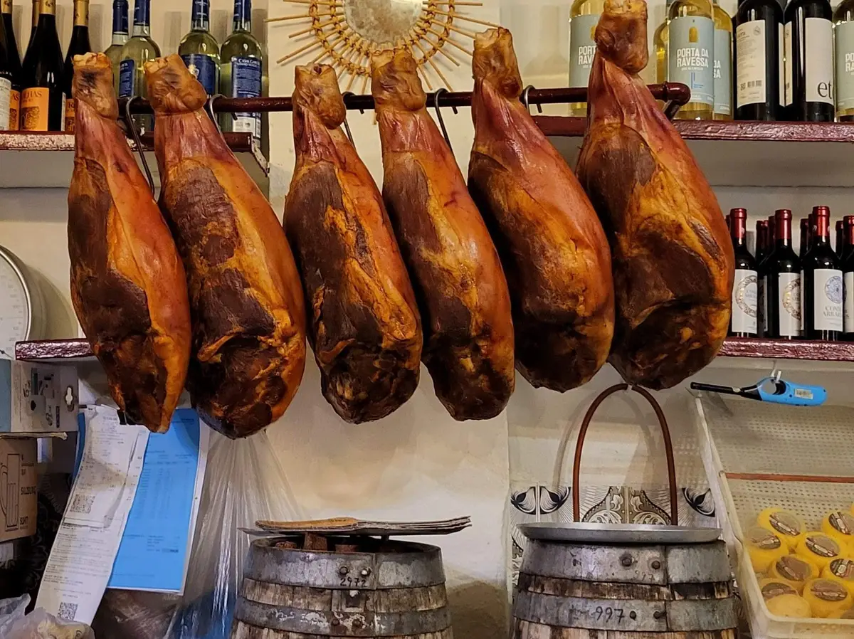 Entre copos de vinho, petiscos e mesa farta, um roteiro pelas tascas e ...