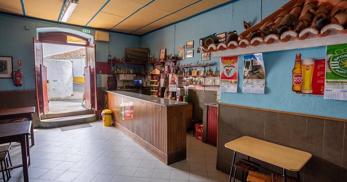 Nesta taberna à moda antiga no Alentejo, as cabeças de borrego são ...