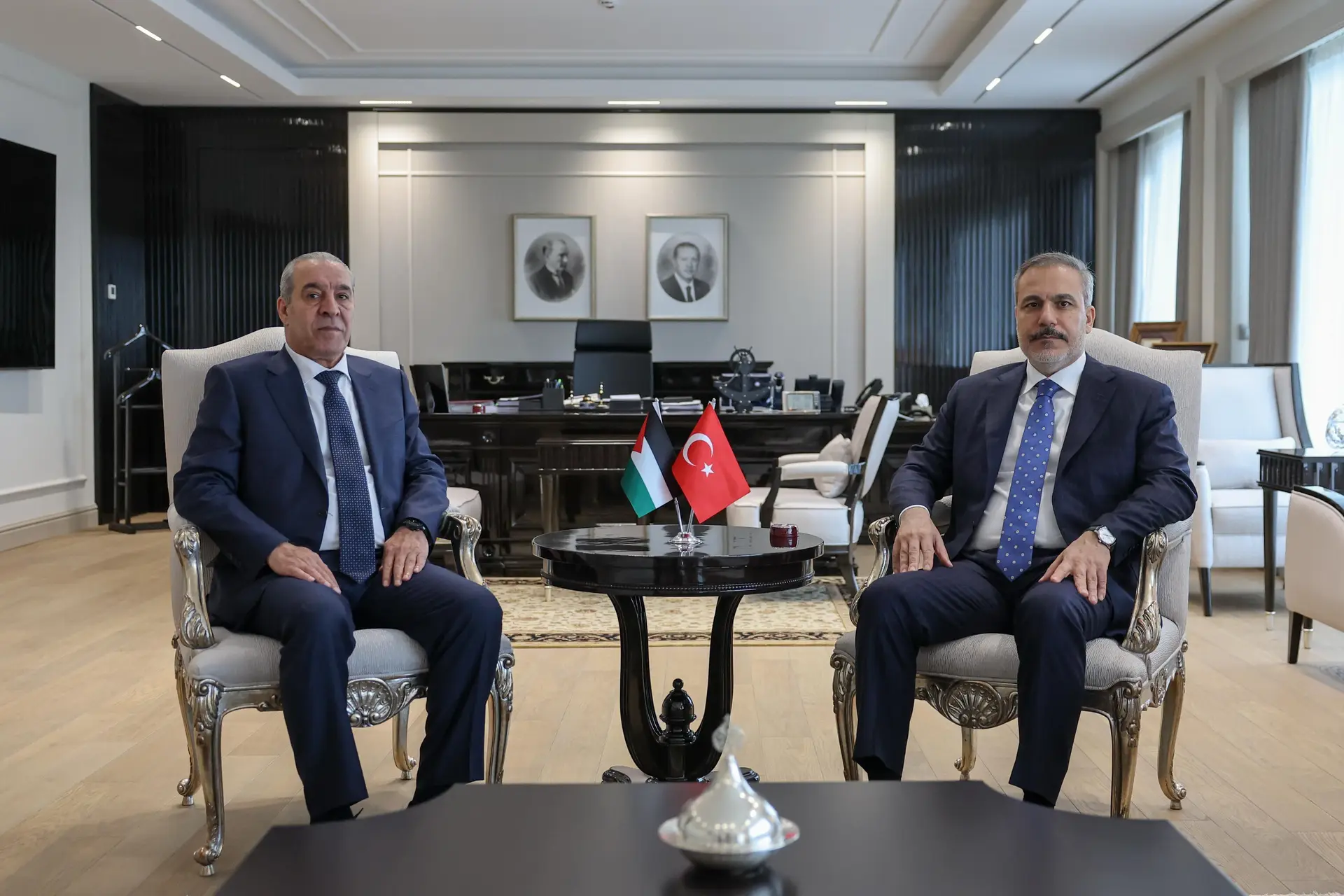 Quem é Hussein al-Sheikh, o homem que Abbas quer ver liderar a nova ...