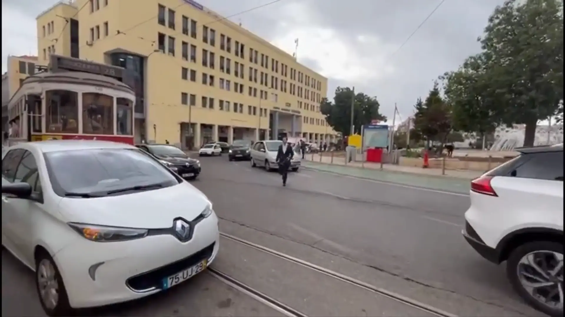 Deputado do Chega bloqueia elétrico ao deixar carro mal estacionado no ...