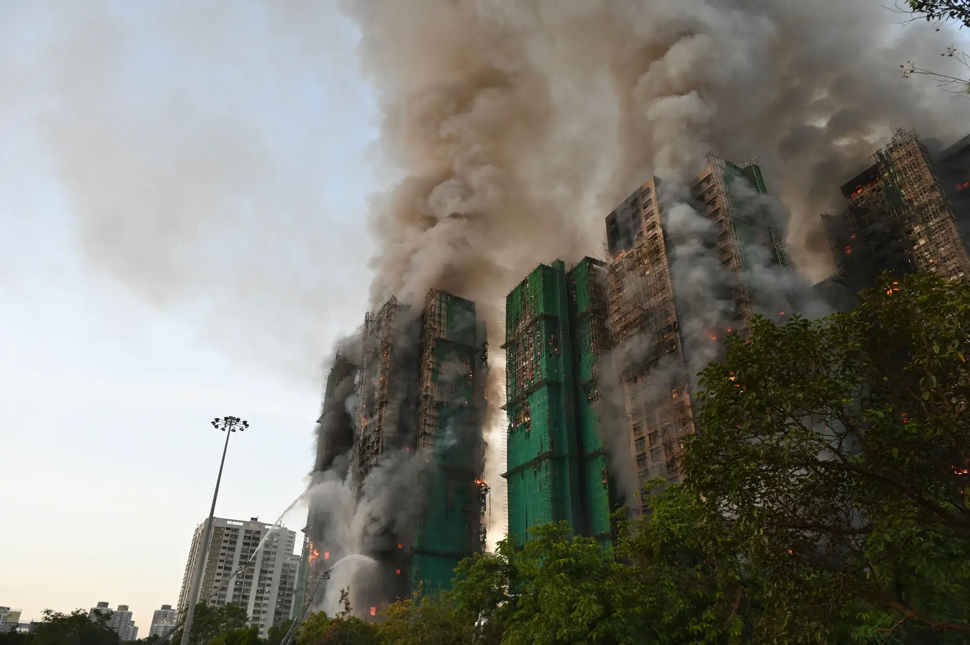 Detidos líderes do complexo atingido por incêndio em Hong Kong - Expresso