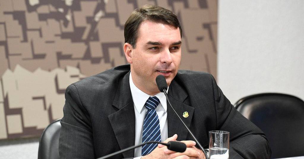 Bolsonaro escolhe filho Flávio para candidatura à presidência do Brasil ...