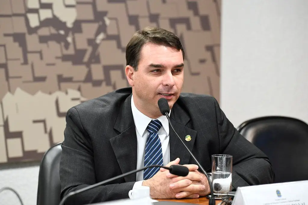 Bolsonaro escolhe filho Flávio para candidatura à presidência do Brasil ...