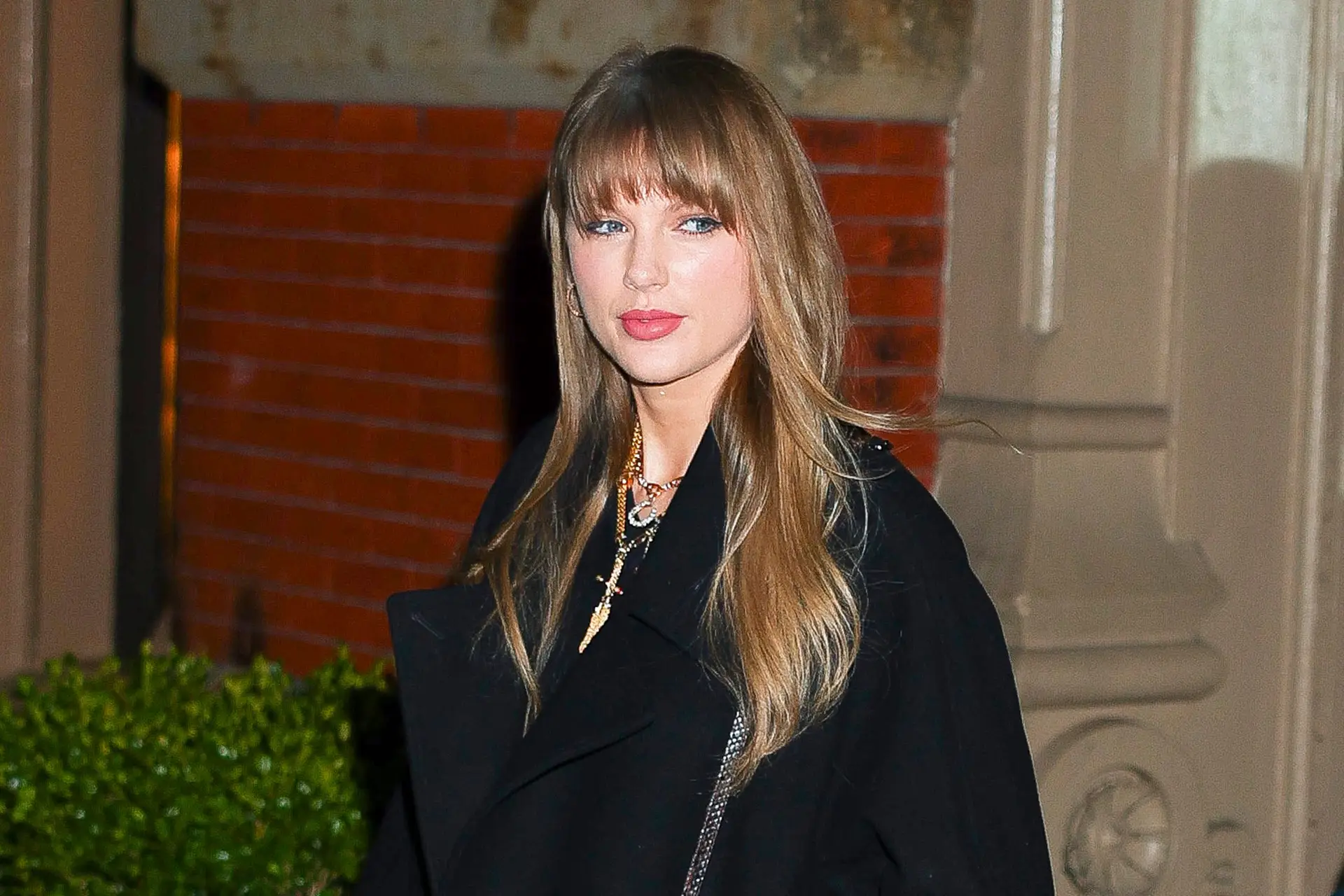 O momento em que Taylor Swift conhece os sobreviventes e os familiares ...