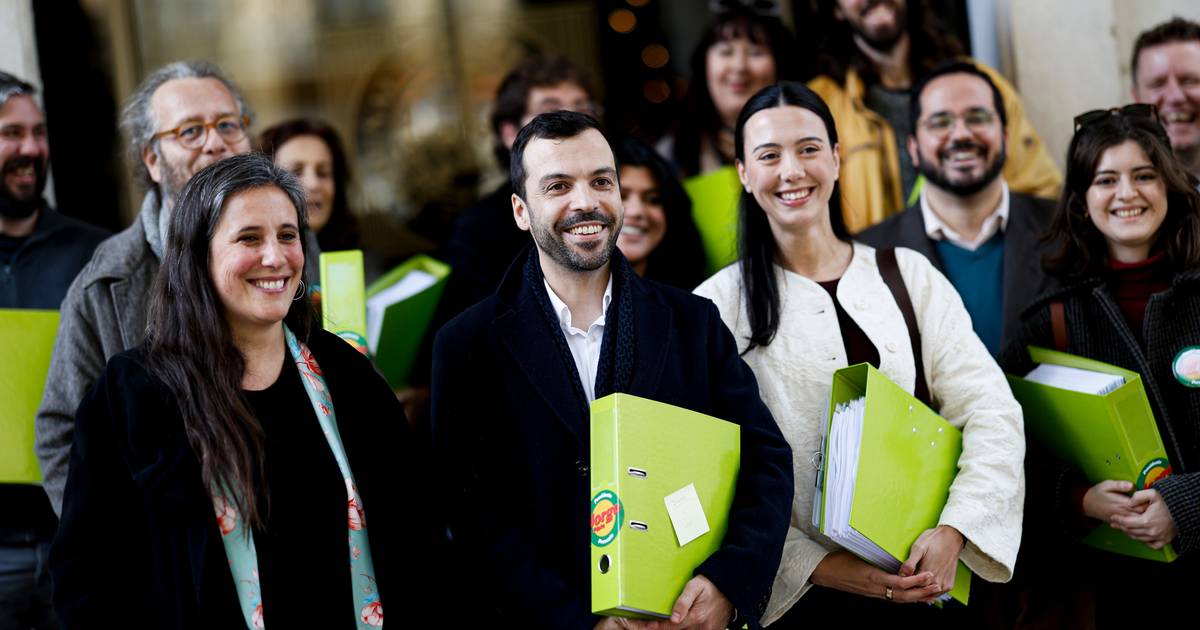 Jorge Pinto delivers close to 10,000 signatures to formalize his candidacy - Veritas News